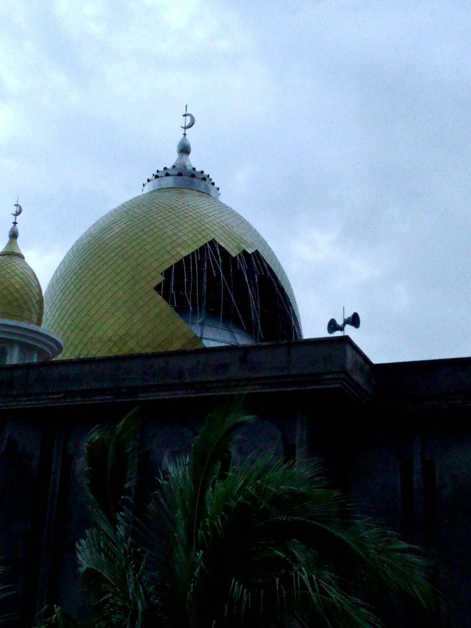 Bencana Paciran: Kubah Masjid Jebol Dilaporkan oleh Warga | AtmaGo