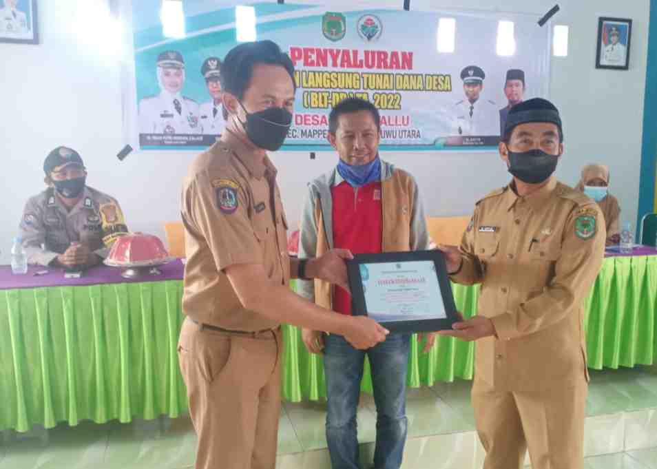 Desa Tarra Tallu Terapkan Sistem Antrian Dalam Pembagian BLT DD | AtmaGo