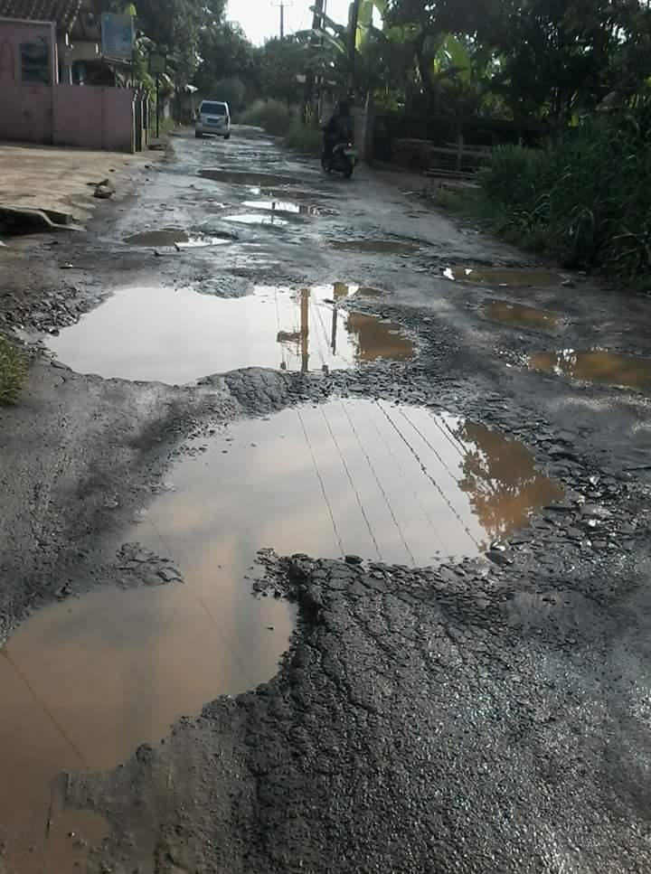 Bencana Ini kondisi jalan yang penuh lubang Dilaporkan oleh Warga | AtmaGo