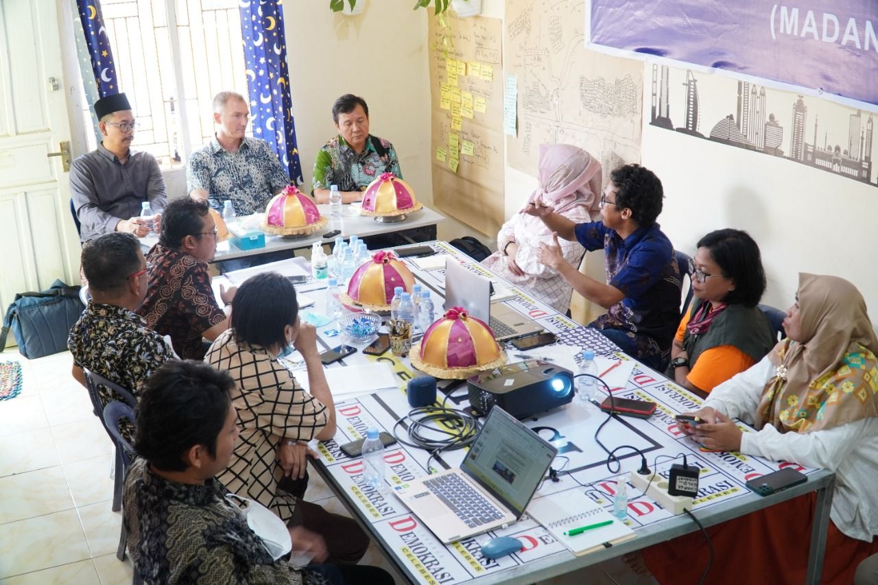 Direktur DRG USAID Berkunjung ke Kantor Lembaga Demokrasi Celebes Kab ...