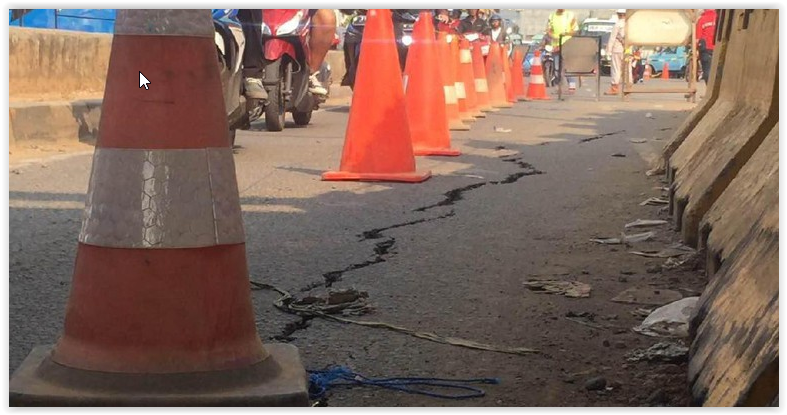 Jalan Matraman Raya Retak, Lalin Dialihkan ke Jalur TransJ | AtmaGo