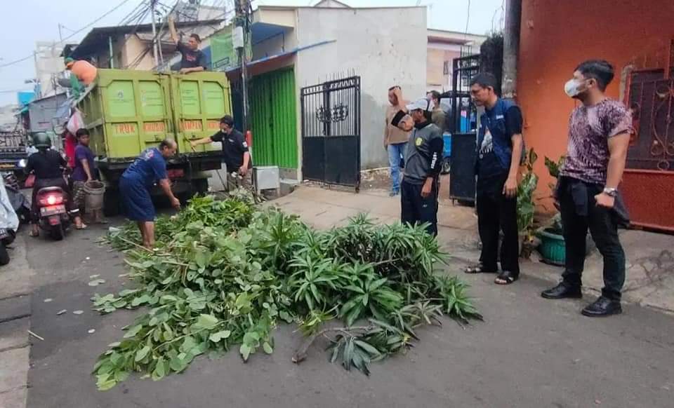 Warga RW 01 Dan RW 05 Kelurahan Rawa Bunga Laksanakan Kerja Bakti | AtmaGo