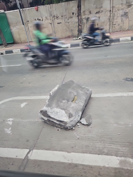 Beton MCB di Tengah Jalan Danau Sunter Selatan | AtmaGo