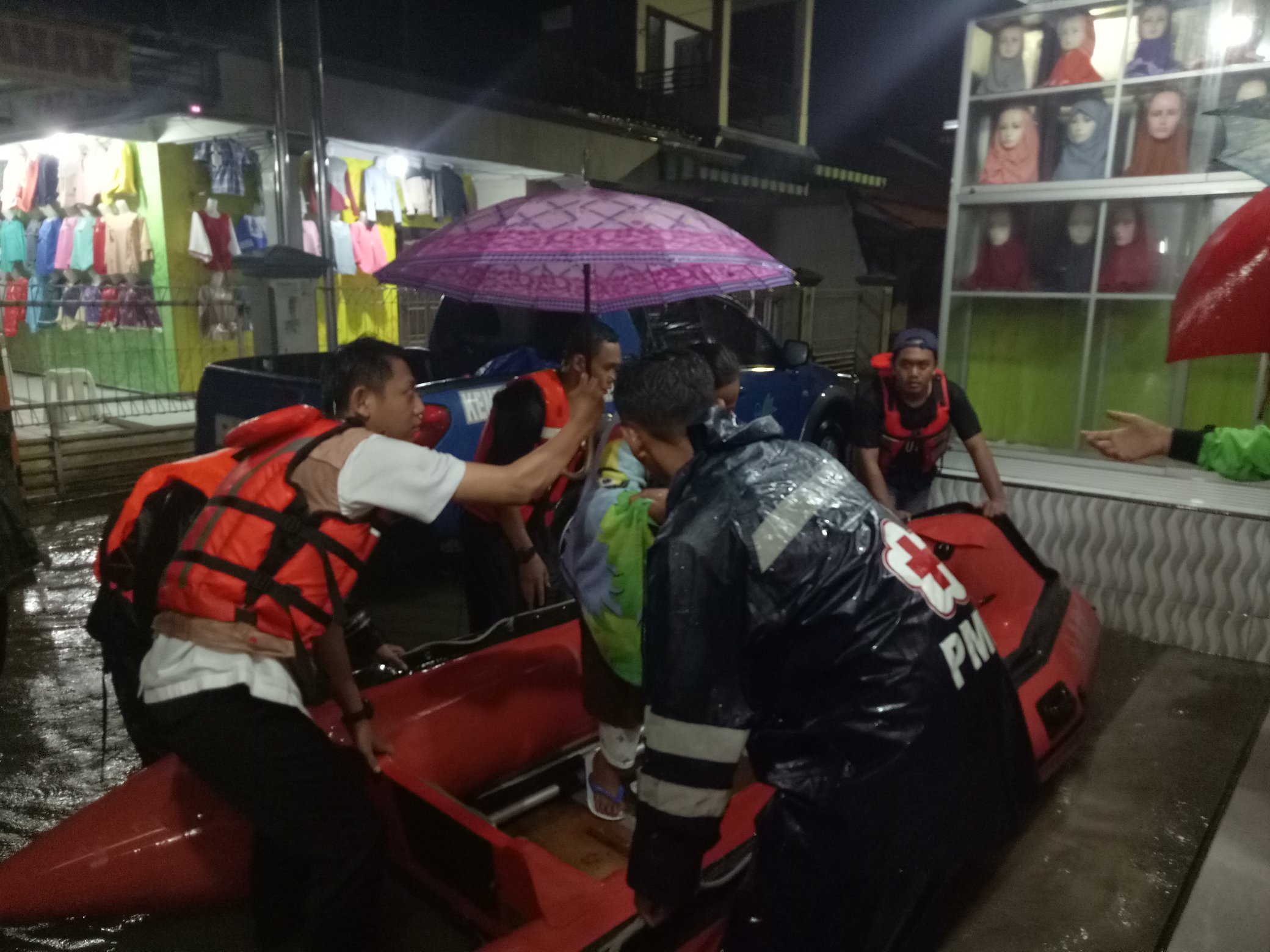 PMI Tegal evakuasi korban banjir menggunakan perahu karet | AtmaGo