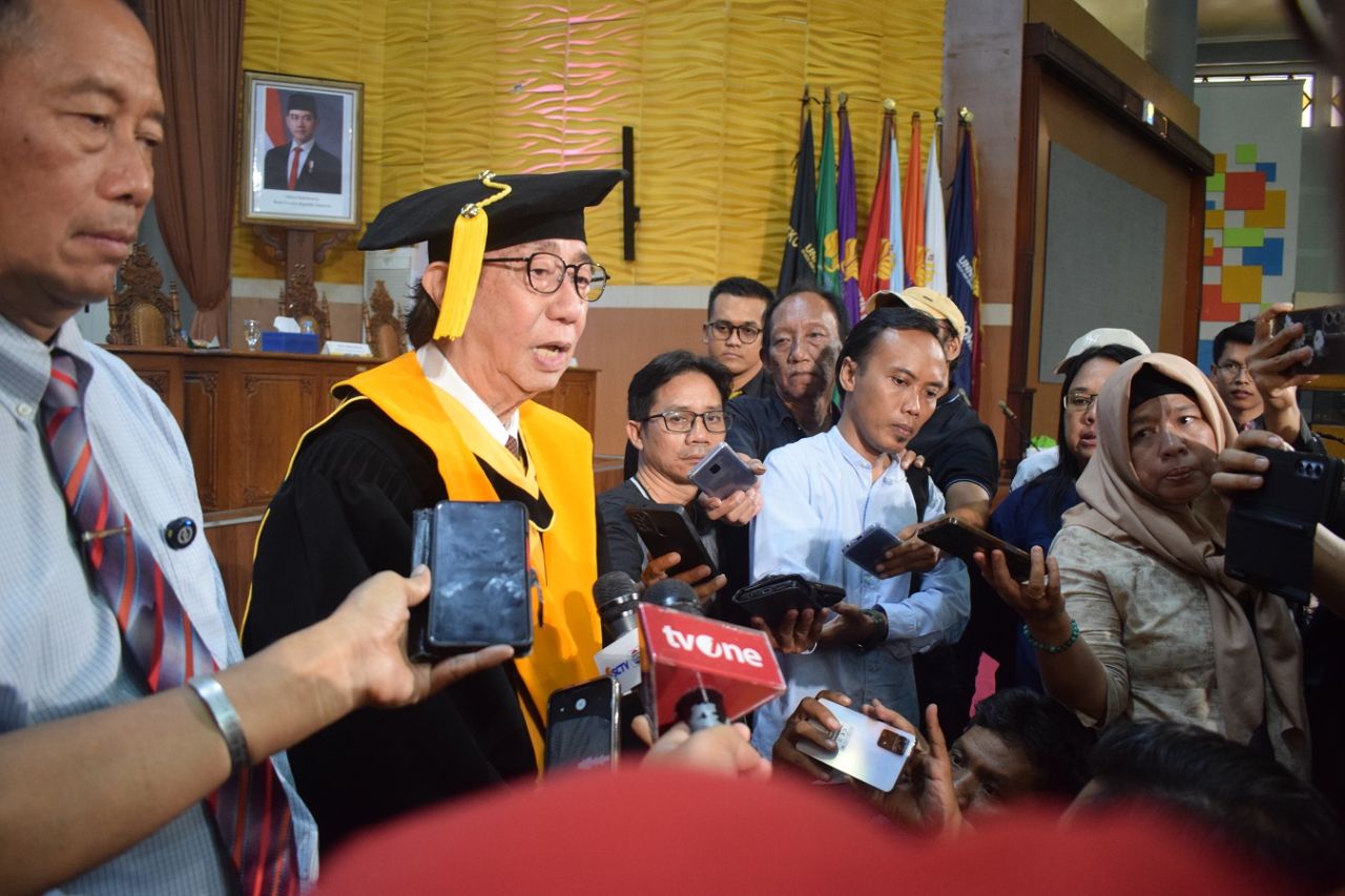 Irwan Hidayat was awarded an honorary doctorate degree from Semarang ...
