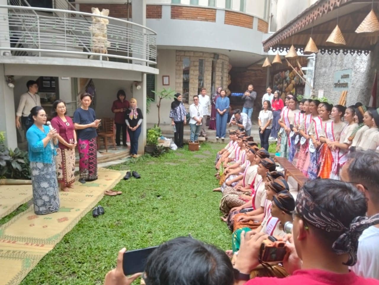 Finalis Denok Kenang Dapat Pembekalan Tentang Seni Budaya di Klub Merby ...