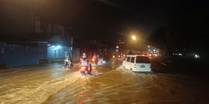 Hujan Lebat, Jalan Jakarta-Cikampek Banjir dan Tak Bisa Dilalui ... Hujan Lebat, Jalan Jakarta-Cikampek Banjir dan Tak Bisa Dilalui ...