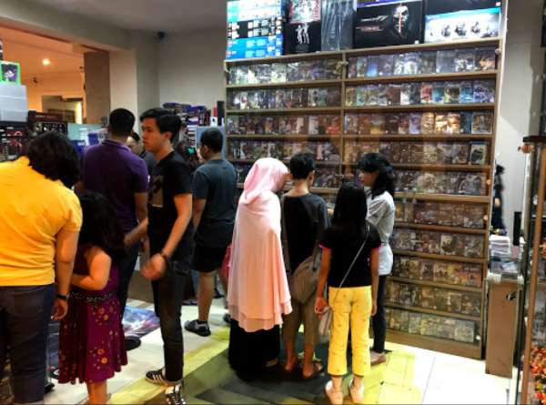 Staff / Karyawati di Drakuli Games Store | AtmaGo