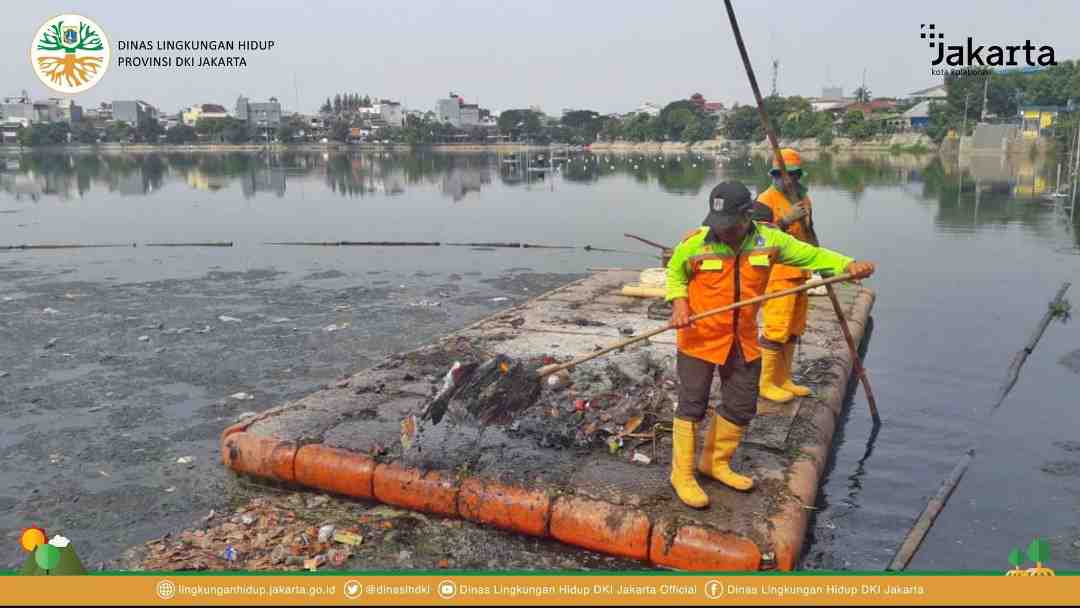 Pengangkatan Sampah Dari Waduk Tomang Barat | AtmaGo